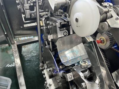 China Máquina automática de exfoliación de camarones de mariposa con descascarillado de camarones Procesamiento de camarones Equipo multifuncional Camarones exfoliados e intestinados en venta