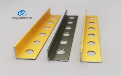 China Uitdrijving van het elektroforese de L-vormige Aluminium met Gaten 1025mm Hoogte for sale