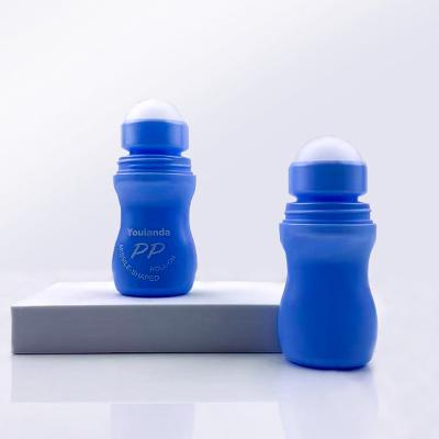 Cina Bottiglie di plastica a sfera di 80 ml per oli essenziali Bottiglie a sfera di profumo vuote Bottiglie di filtro fresche Bottiglia di protezione solare in vendita
