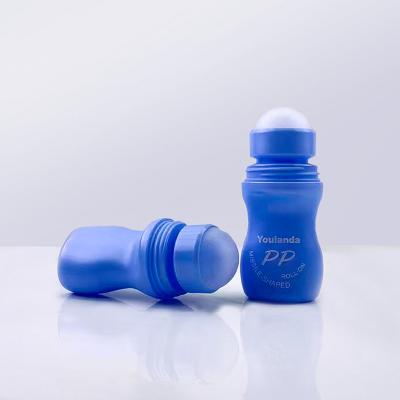 Cina Bottiglie di plastica a sfera di 80 ml per oli essenziali Bottiglie a sfera di profumo vuote Bottiglie di filtro fresche Bottiglia di protezione solare in vendita