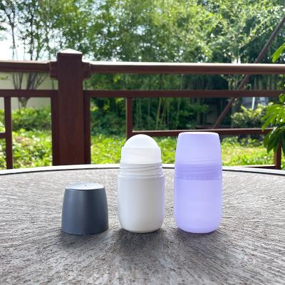 Cina Bottiglie roll-on in plastica con logo personalizzato da 60 ml per opzioni ecologiche in vendita