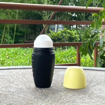 Cina Flaconi roll-on in plastica vuoti per olii per il sollievo dal dolore muscolare Contenitori deodoranti roll-on in plastica formato viaggio all'ingrosso in vendita