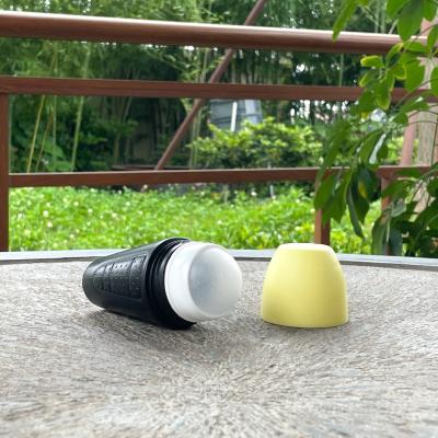 Cina Flaconi roll-on in plastica vuoti per olii per il sollievo dal dolore muscolare Contenitori deodoranti roll-on in plastica formato viaggio all'ingrosso in vendita