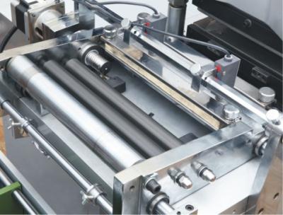 Cina Taglierina tagliante di nastro adesivo di velocità media della macchina del tessuto automatico dell'etichetta in vendita