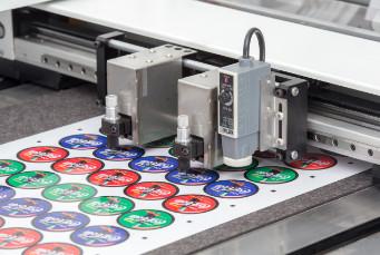 Cina Produttore di etichette a colori digitali adesivo ad inchiostro adesivo ad inchiostro stampante di etichette macchina di stampa e taglia in vendita