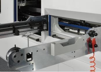 China Máquina automática de corte de papelão a óleo e de esmagamento de papel Máquina de corte a óleo sem descascar para cartão à venda