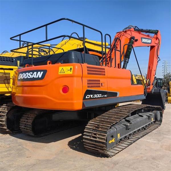 Quality Used Doosan Dx300 Excavator Doosan Digger 30 Ton With Crawler Chain for sale