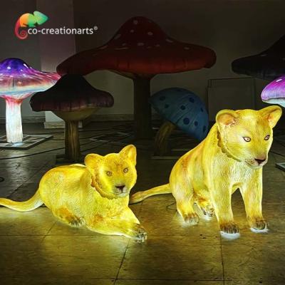 Cina Accenda la vetroresina a grandezza naturale Lion Statue Landscape Decorations degli animali della vetroresina in vendita