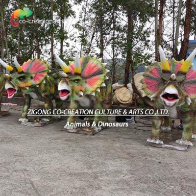 Chine Trio de Tricératops Animatroniques Réalistes : Collerettes Vibrantes et Rugissements dans un Cadre Naturel à vendre