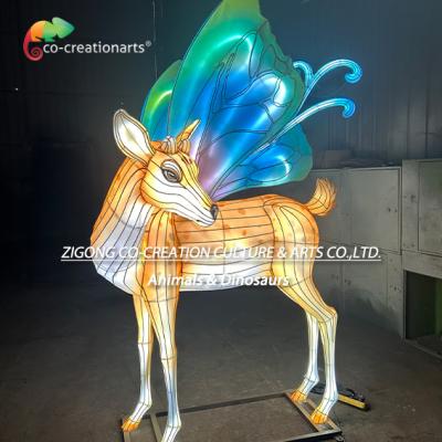 中国 壮大な魅惑の鹿祭り提灯、鮮やかな青緑色の蝶の羽付き | 中国の芸術性 販売のため