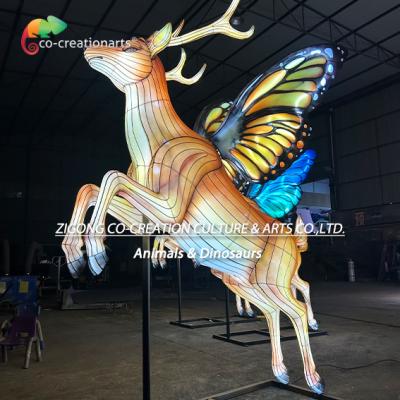 中国 多彩の蝶の翼を持つ 輝く雄大な鹿 祭りの灯台彫刻 販売のため