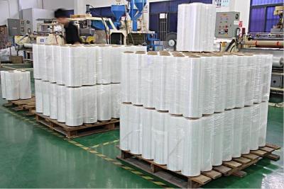 China LLDPE Stretch Film in Transparent and Black for Industrial Packaging with Linear Low-Density Polyethylene for sale