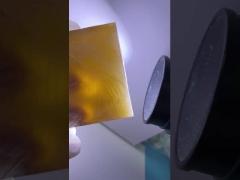 Geel saffieren grondstof gemaakt in een laboratorium voor juwelen.
