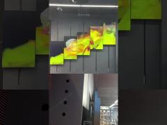 De opheffende LCD Reclamevertoning 2K Muur zet Signage van de Monitor Digitale Vertoning op