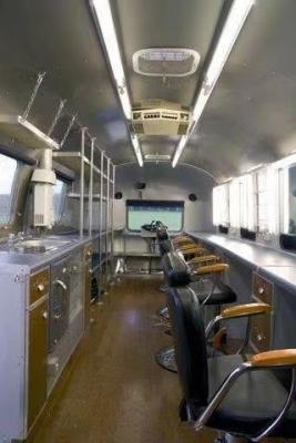 Cina Negozio mobile multifunzionale personalizzato Barbiere Auto Food Truck con materia prima di soia in vendita