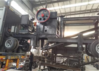 China 50 100 T/h capaciteit Dieselmotor Mobiele kaakbreker met wielen en aanhangwagen voor productielijnen voor het verwerken van zandsteen Te koop