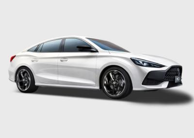 China Comfortabele witte benzine auto 4 deuren 5 zitplaatsen te koop In voorraad FF rijmodus Te koop