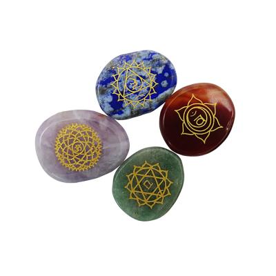 Cina Sette pietre del chakra Reiki Set di cristalli di guarigione simbolo inciso per la trasformazione spirituale in vendita