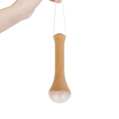 China Lichaamsmassageapparaat Houten handvat Rozenkwarts voor Meridian Dredging en Gua Sha Relaxation Massage Te koop