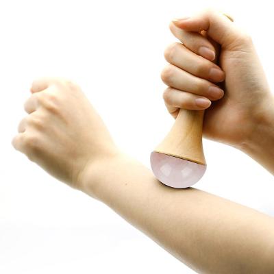 China Lichaamsmassageapparaat Houten handvat Rozenkwarts voor Meridian Dredging en Gua Sha Relaxation Massage Te koop