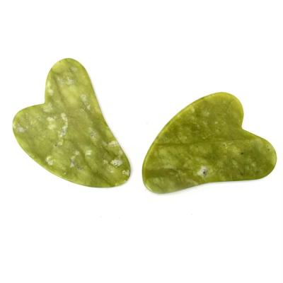 Cina Green Xiuyan Giada Gua Sha pietre per massaggiare il viso Strumento di fisioterapia a infrarossi viso collo e area di massaggio del corpo in vendita