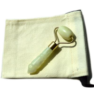 Cina Silver Mini Jade Stone Facial Roller per occhi e viso Massaggio anti-invecchiamento Massaggio naturale verde Jade Roller Facial Massager 110 * 55mm in vendita