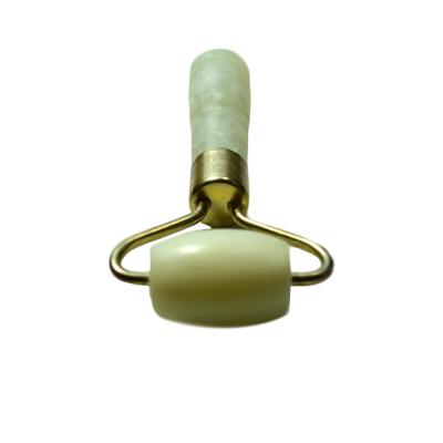 Cina Silver Mini Jade Stone Facial Roller per occhi e viso Massaggio anti-invecchiamento Massaggio naturale verde Jade Roller Facial Massager 110 * 55mm in vendita