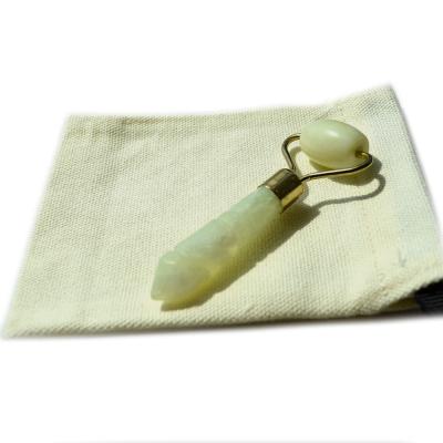 Cina Silver Mini Jade Stone Facial Roller per occhi e viso Massaggio anti-invecchiamento Massaggio naturale verde Jade Roller Facial Massager 110 * 55mm in vendita