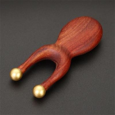 Chine Outil de massage oculaire en laiton certifié ISO9001 pour le pont nasal Sandalwood Peigne de massage facial Gua Sha 95*38mm Taille à vendre