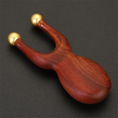 Chine Outil de massage oculaire en laiton certifié ISO9001 pour le pont nasal Sandalwood Peigne de massage facial Gua Sha 95*38mm Taille à vendre