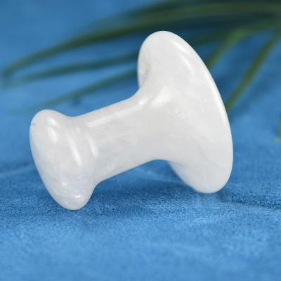 Cina Pietra a forma di fungo naturale trasparente di quarzo Gua Sha per massaggi facciali e corporei in vendita