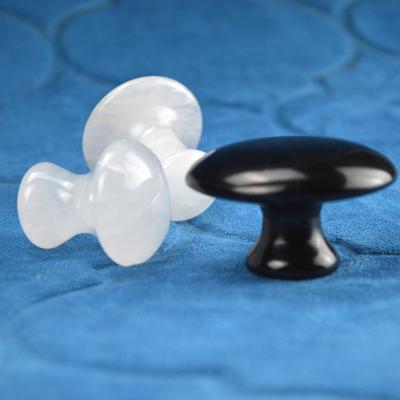 Cina Pietra a forma di fungo naturale trasparente di quarzo Gua Sha per massaggi facciali e corporei in vendita