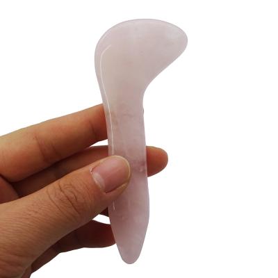 Cina 2024 Prodotto lucidato tecnico rosa naturale quarzo giada Gua Sha strumento di massaggio per massaggio facciale scatola regalo MOQ 100PCS in vendita