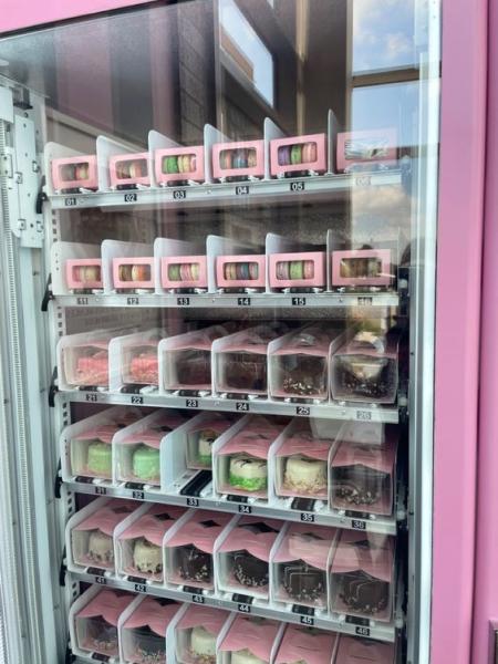 Quality Cosmetics 24 Hours Self Service Bread Dessert Vending Machines Cupcake Vending for sale