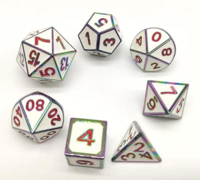 中国 ISO9001ホワイト メタルRPGのダイス セット手はハンマーおよびYahtzeeのために切り分けた 販売のため