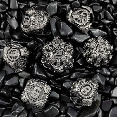 Cina Gear Metal Dice Set DND Dungeons And Dragons TRPG Polyhedral Dice D6 Table in vendita