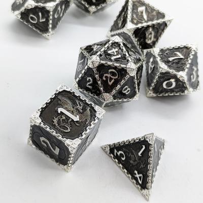 Cina Multi -Faceted Metal RPG Dice Flying Dragon Solid Smooth Dragon DND in vendita