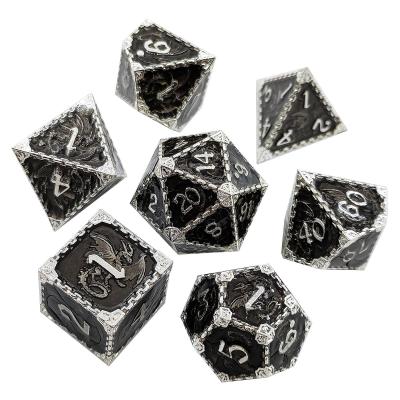 Cina Multi -Faceted Metal RPG Dice Flying Dragon Solid Smooth Dragon DND in vendita