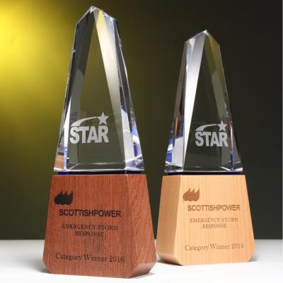 中国 Individualized Custom Resin Trophies Crystal And Solid Wood Combination Trophy 販売のため