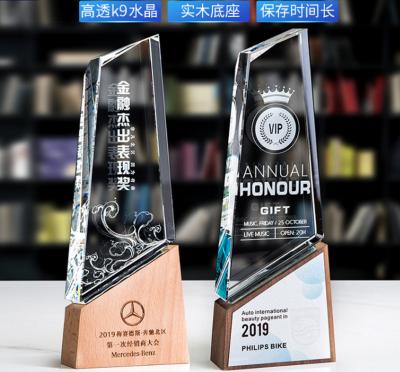 中国 Individualized Custom Resin Trophies Crystal And Solid Wood Combination Trophy 販売のため