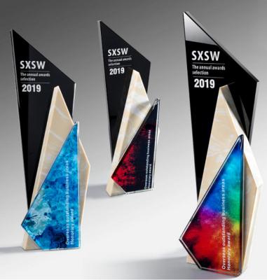 Cina Multi Color Crystal Resin Trophy Clear And Wear Resistant in vendita