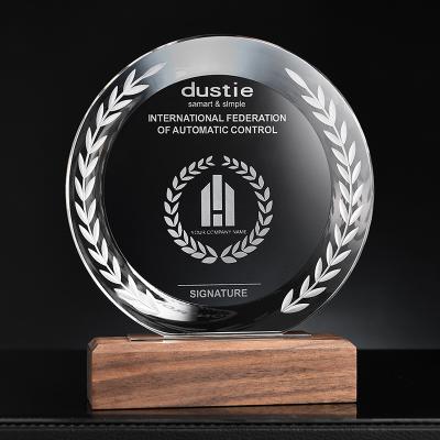 China Wooden Base Custom Resin Trophies Personalized Crystal Trophy Te koop
