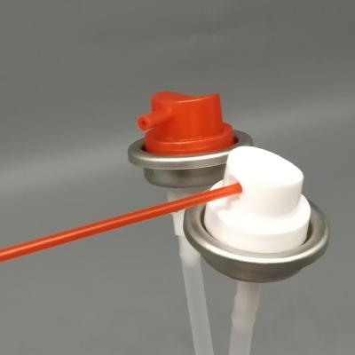 Chine Valve aérosol multi-directionnelle à 360 degrés pour les soins de la voiture avec actionneur pour le nettoyage intérieur et du moteur à vendre