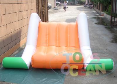 Cina Giochi gonfiabili dell'acqua dell'acquascivolo per uno stagno di acqua di 2.5x2.4x1.15m in vendita