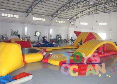China Geel Rood die Opblaasbaar Duurzaam Waterpark/de Aangepaste Grootte van Aqua drijven Park Te koop