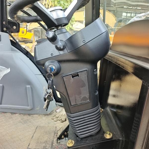 Quality ORIGINAL Hydraulic Cylinder 420F Versatile Machinery Second-hand Backhoe Wheel for sale