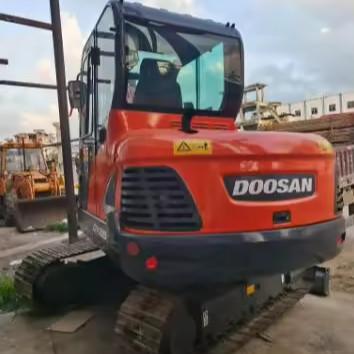 China Excavadora mini Doosan Dx55 usada 5 toneladas 5,5 toneladas Excavadora Doosan 2019 1200 horas de trabalho à venda