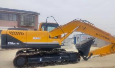 Cina Radius di scavo massimo 2750 Usato giapponese Hyundai 215LC-9 escavatore a Shanghai in vendita