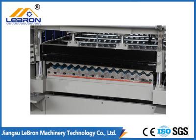 China El rollo acanalado de la hoja de la cubierta de piso que formaba la máquina apagó completamente automático en venta
