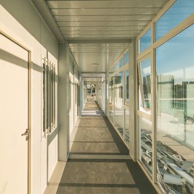 China Modulaire Vlakke het Huisluxe van de Pakcontainer die met het Venster van de Aluminiumlegering wordt geprefabriceerd Te koop